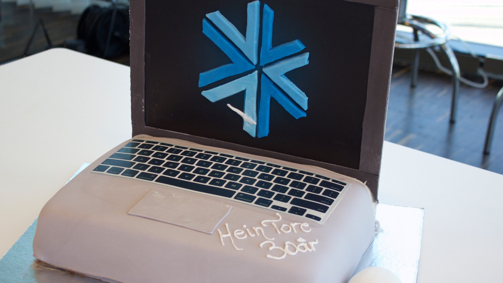 MacBook Cake!